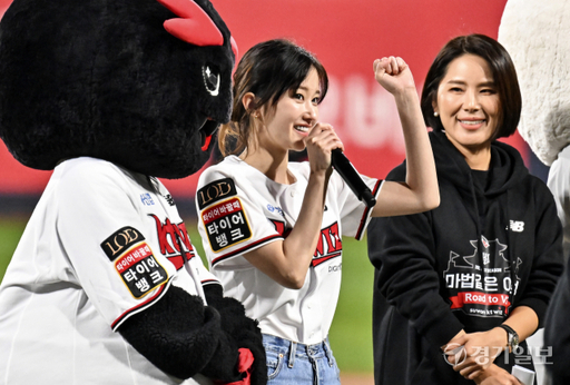 배우 전종서, KBO PO 1차전 시구 [포토뉴스]