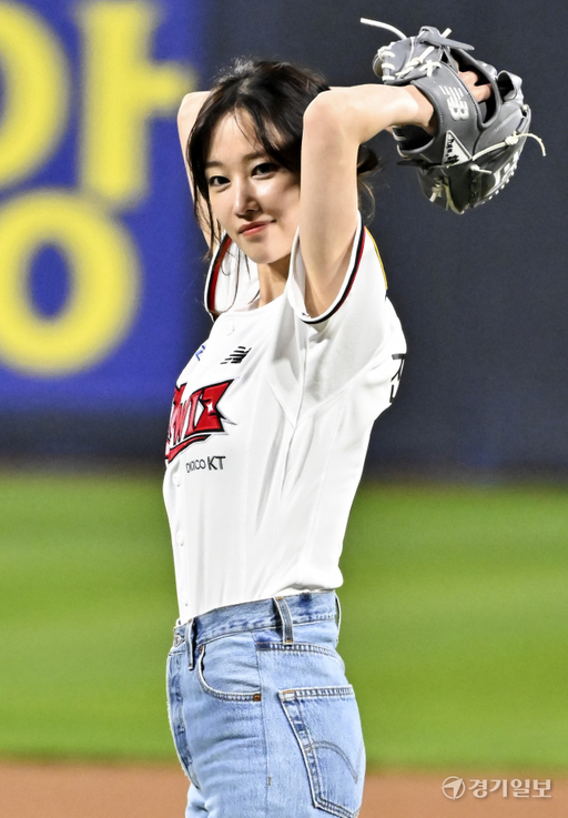 배우 전종서, KBO PO 1차전 시구 [포토뉴스]